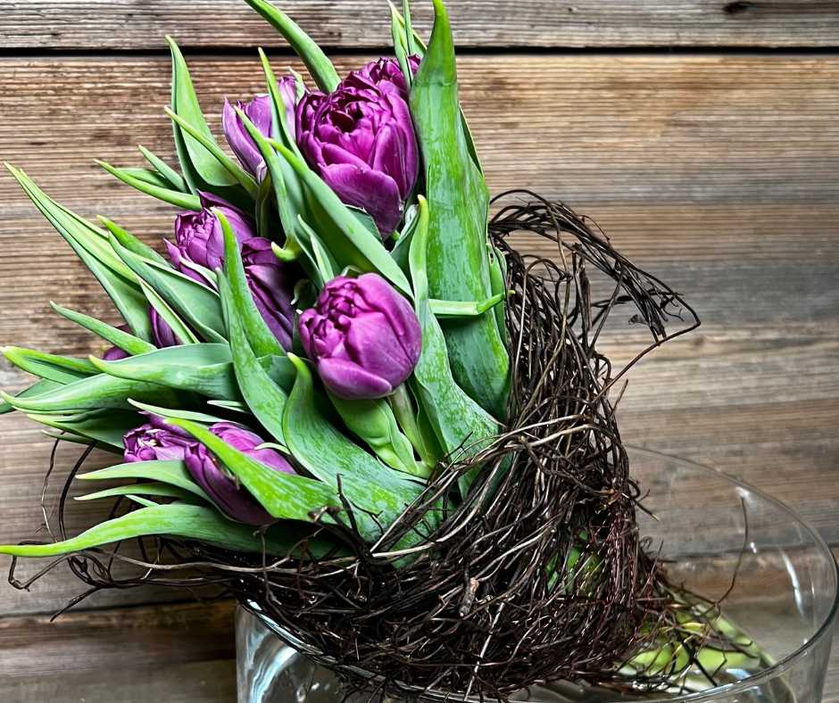 Exklusiver Tulpen Strauss mit Mühlenbeckia Holz selber binden - Blumenmann